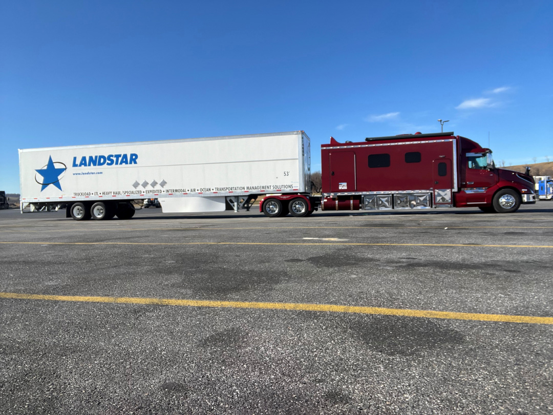 Landstar BCO Delivers Wreaths Across America